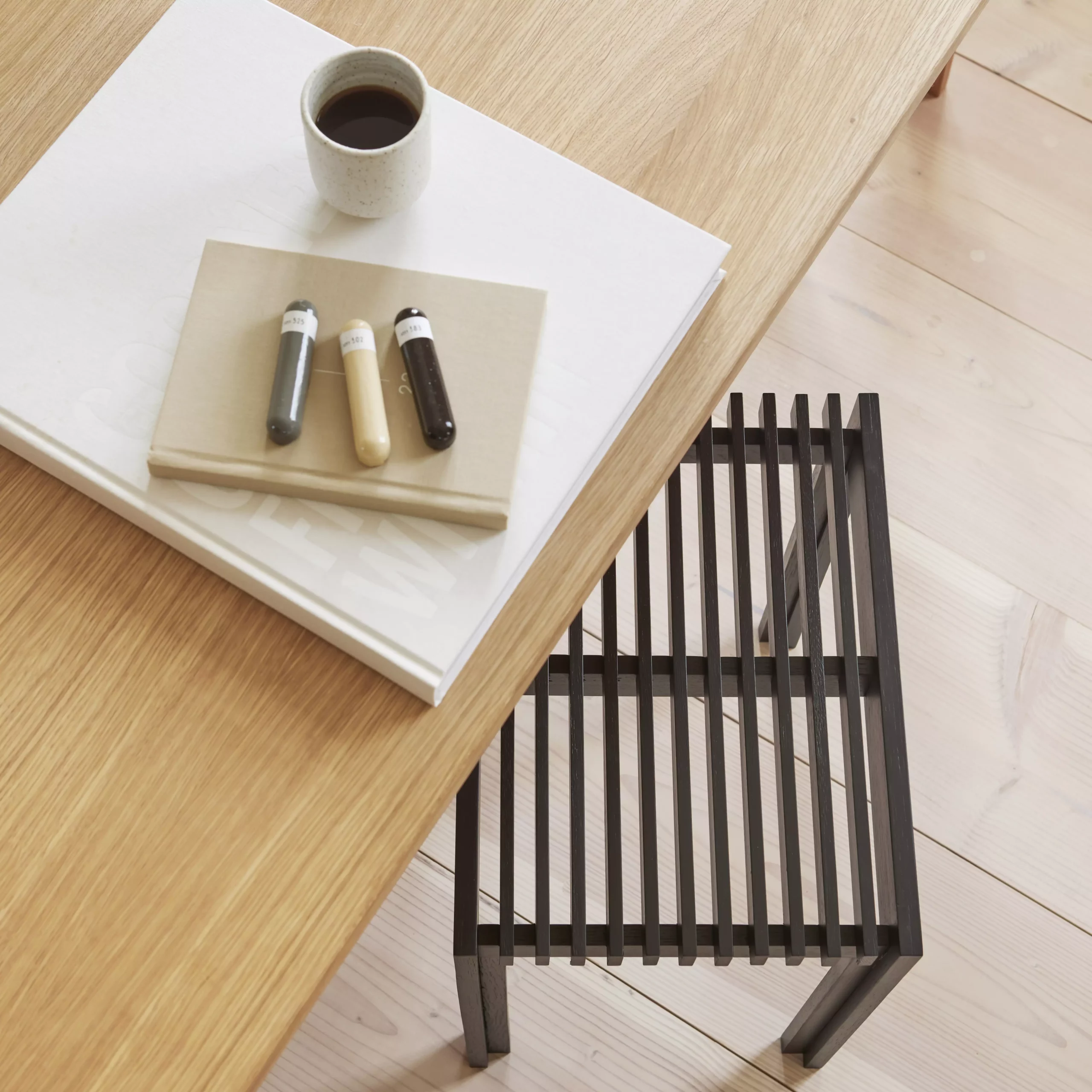 Lightweight Stool: Elegant Black Design